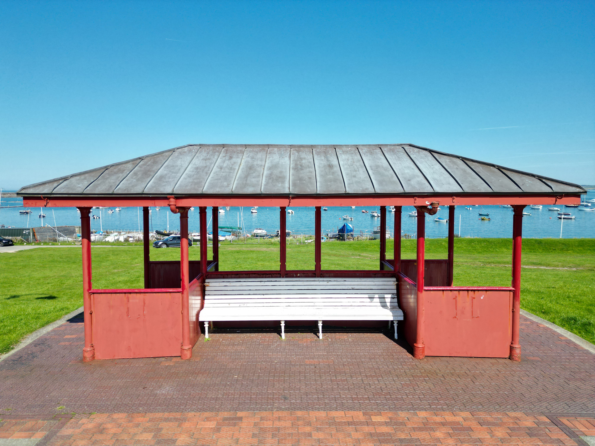 Busnesau lleol yn elwa wrth i gabanau glan môr gael eu trawsnewid