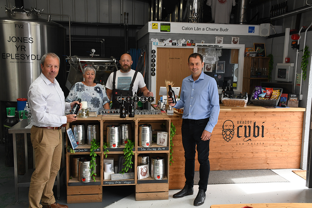 Arian grant yn helpu Bragdy Cybi i ehangu