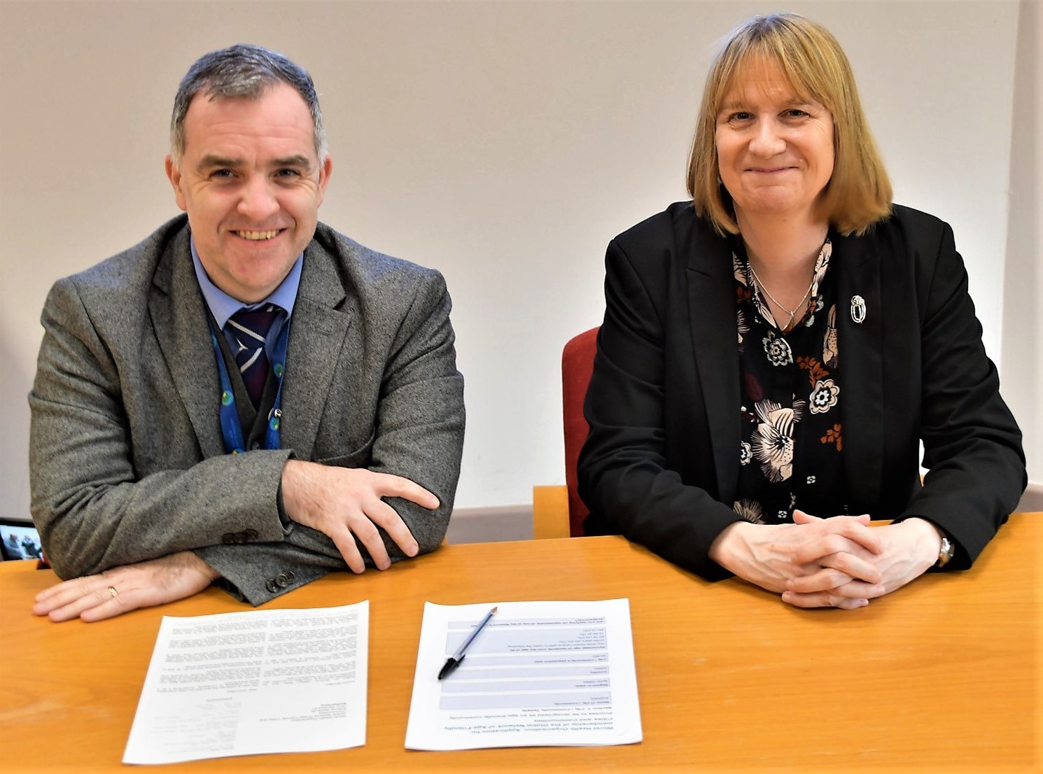 Cais Ynys Môn i ddod yn ‘Ynys Oed Gyfeillgar’