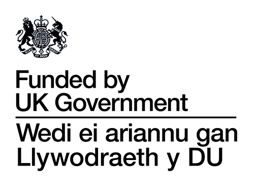 Busnesau lleol yn elwa wrth i gabanau glan môr gael eu trawsnewid