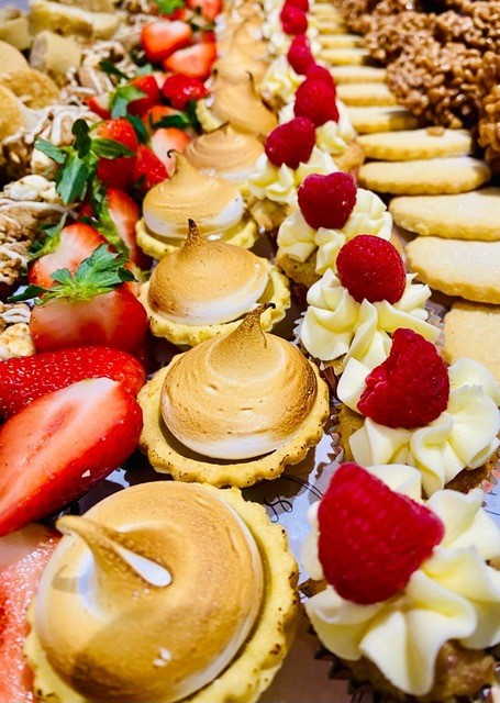 Enillydd ‘Yr Academi Felys’ i agor caffi newydd yn Oriel Môn