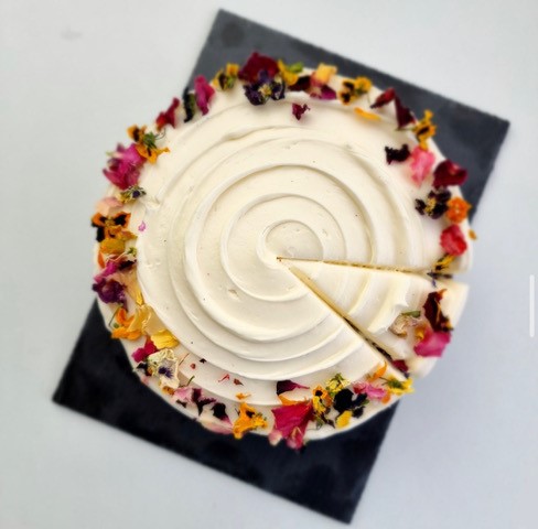 Enillydd ‘Yr Academi Felys’ i agor caffi newydd yn Oriel Môn